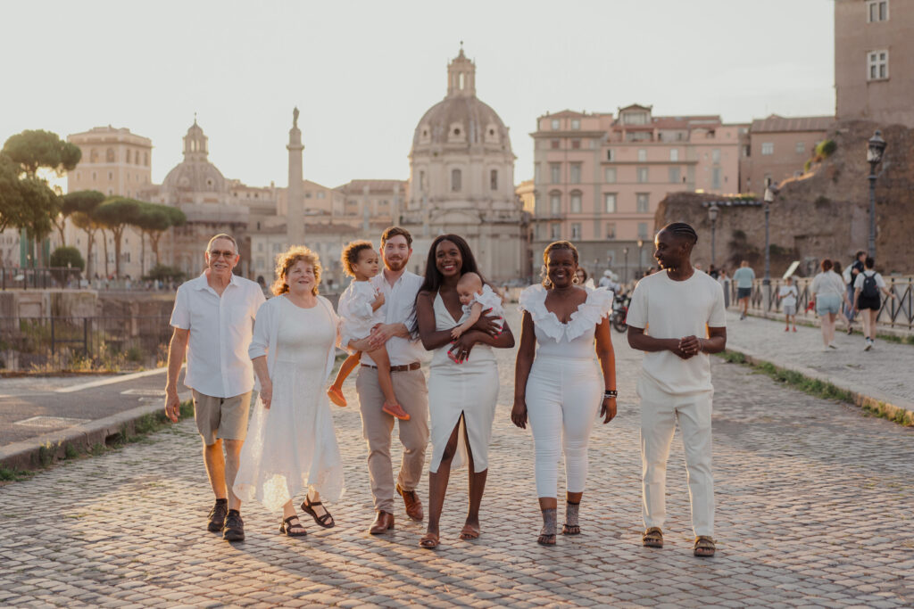 Top 10 Extended Family Picture Ideas With Photo Outfits | Flytographer